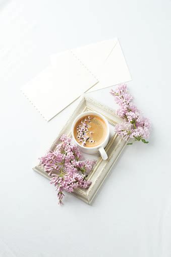 라일락 꽃 프레임 과 커피 한 잔 흰색 Wbackground 복사 공간에 현대 정물 생활 휴일 또는 결혼식 배경 미니멀 한 스타일 여성 아침 식사 개념에 대한 스톡 사진 및