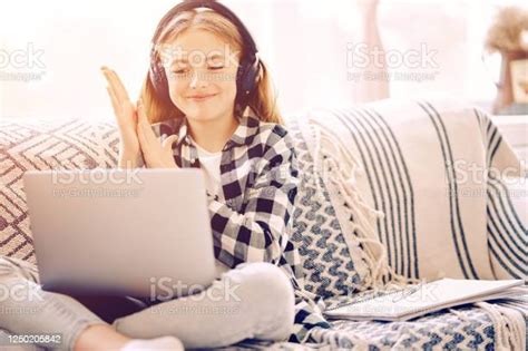 노트북 자기 학습 온라인 교육과 소파에 헤드폰을 착용 하는 십 대 소녀 개념에 대한 스톡 사진 및 기타 이미지 개념 거리가 먼 거실 Istock