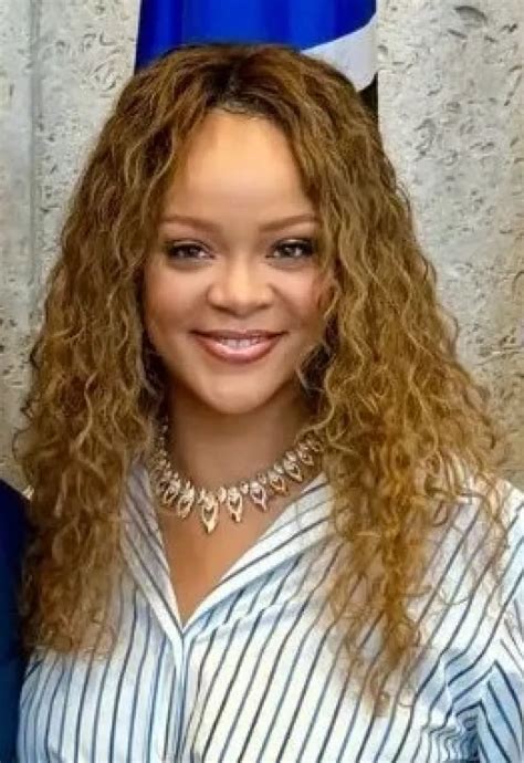 Wie is Rihanna? Een diepgaande blik op de zangeres, ondernemer en vrouw achter het succes ...