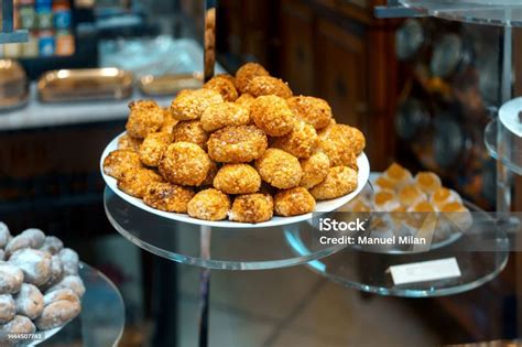 스페인 카탈로니아의 전통 과자 인 Panellets는 카탈로니아에서 카스 탄 야다 라고도 알려진 모든 성인의 날인 11 월 1 일에 소비 할 준비가되어 있습니다