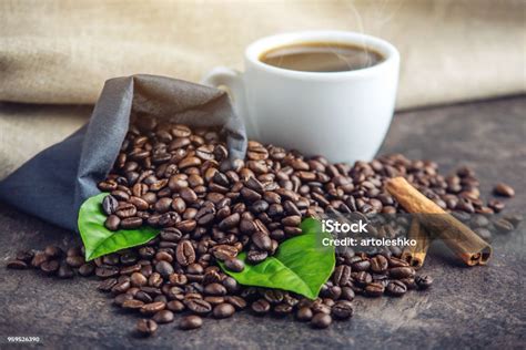 화이트 블랙 에스프레소 컵 커피 원두와 녹색의 더미와 함께 가방에 흰색 리넨 배경 잎 0명에 대한 스톡 사진 및 기타 이미지 0명 가방 갈색 Istock