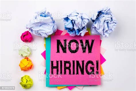 지금 고용 나사 종이 볼을와 사무실에서 스티커 메모에 표시 하는 텍스트를 작성 모집 및 백색에 광고를 모집 하는 일에 대 한 비즈니스 개념 배경 고립 0명에 대한 스톡 사진