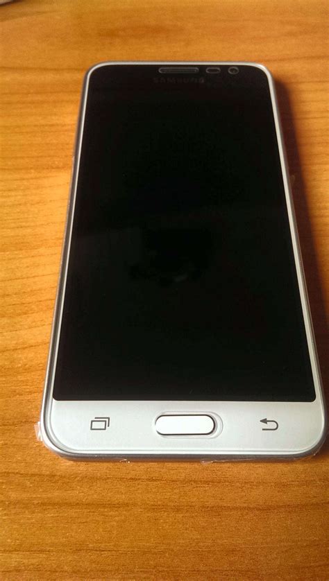 Смартфон Samsung Galaxy J3 SM-J320F (белый) — купить в интернет ...