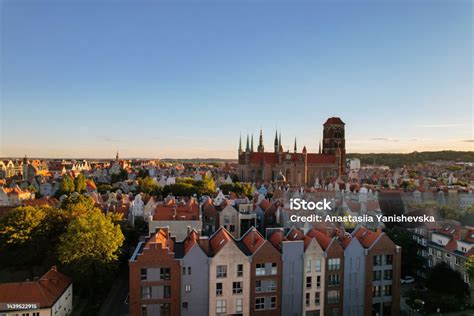 화창한 날에 폴란드 그단스크의 구시 가지의 아름다운 건축물 메인 시청과 성 마리아 대성당의 드론에서 찍은 항공 전망 위에서 도시 건축 유럽 0명에 대한 스톡 사진 및 기타