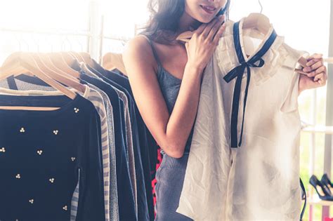 쇼핑몰에서 소매 의류 가게에서 옷을 쇼핑 아름다운 여성 현대 무역 라이프 스타일 가계에 대한 스톡 사진 및 기타 이미지 가계 고객 고름 Istock