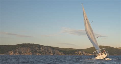Against The Wind Your Guide To Sailing Upwind