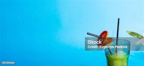 여름 트렌디 한 칵테일 재사용 가능한 철 빨대를 곁들인 오렌지 주스 한 잔 여름 음료의 밝고 최소한의 개념 0명에 대한 스톡