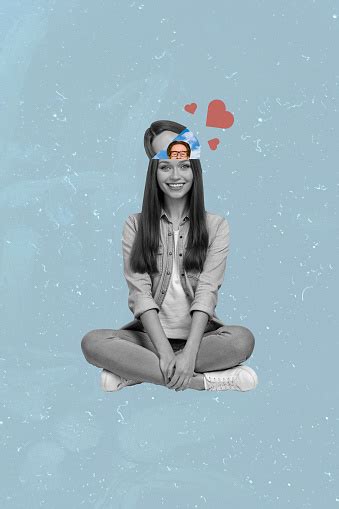 파란색 그림 배경에 고립 된 꿈꾸는 연인 소년 앉아있는 아름 다운 귀여운 소녀의 수직 인사말 이미지 콜라주 30 34세에 대한 스톡 사진 및 기타 이미지 Istock