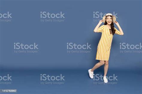 푸른 배경에 고립되어 서 있는 행복한 아시아 여성 여행자 쾌활한 휴가 여행 컨셉을 가진 관광 소녀 전신 구성 여자에 대한 스톡 사진 및 기타 이미지 Istock