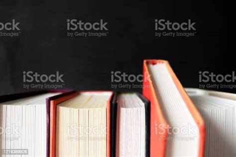 복사 공간이있는 검은 색 배경에 선택적 초점을 맞춘 책 스택 콘셉트 선택 0명에 대한 스톡 사진 및 기타 이미지 0명 가정 생활 개체 그룹 Istock