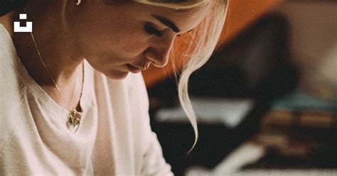 흰 긴 소매 셔츠를 입은 여자 흰 종이에 쓰고 있다 사진 Unsplash의 무료 예술가 이미지