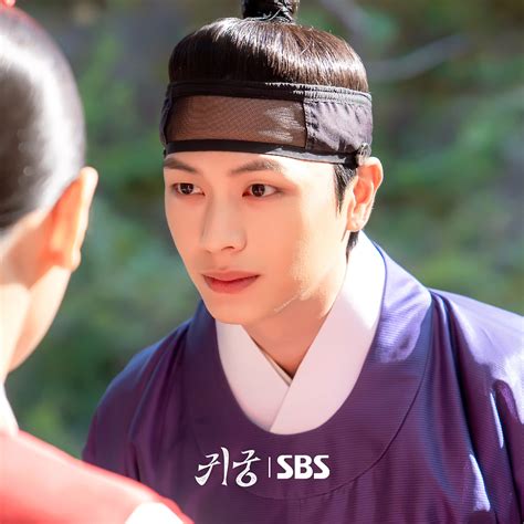 Yook Sungjae Gets Adorably Nervous While Carrying Kim Ji Yeon In The