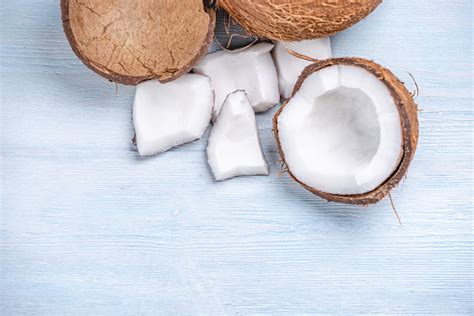 파란색 나무 배경에 흰색 펄프와 함께 코코넛을 엽 니 화장품에 널리 사용 되는 유기 규정식 비 건 제품 0명에 대한 스톡 사진 및 기타 이미지 Istock