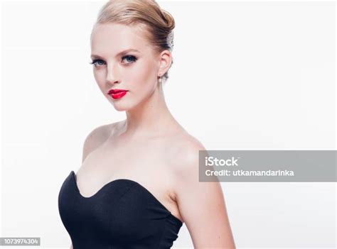 빨간 립스틱과 고전적인 패션 스타일 화이트 여성 아름다움에 고립 된 아름 다운 금발 여자 건강한 생활방식에 대한 스톡 사진 및