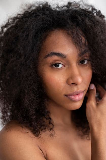 Free Photo Close Up Beautiful Woman With Afro Hair