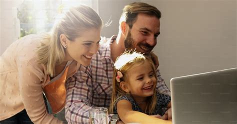 집에서 아버지와 어머니와 함께 시간을 보내는 어린 소녀 사진 Unsplash의 테이블 이미지