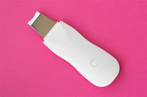 필링 클렌징 초음파 페이셜 스크러버 집에서 피부 관리를위한 전자 장치 분홍색의 여드름과 세포를 제거하기위한 주걱 0명에 대한 스톡 사진 및 기타 이미지 Istock