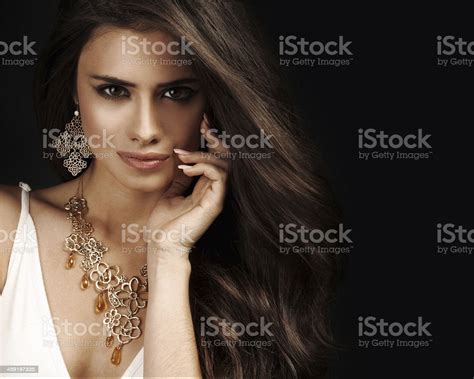 아름다운 가진 여자 저녁 화장 Jewelry 및 뷰티 패션 포토서제스트 보석 개인 장식품에 대한 스톡 사진 및 기타 이미지 보석 개인 장식품 패션모델 긴 머리