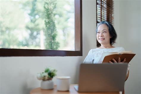 현대적인 포즈를 취하고 있는 나이든 아시아 여성의 초상화는 메모리 노트북을 들고 컴퓨터를 작동한다 개념에 대한 스톡 사진 및 기타 이미지 Istock