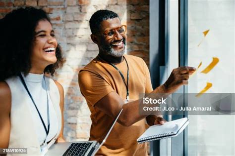 두 명의 전문가가 창의적인 솔루션을 위해 기술과 스티커 메모를 사용하여 프로젝트를 계획하고 아이디어를 공유합니다 경영자에 대한 스톡 사진 및 기타 이미지 Istock