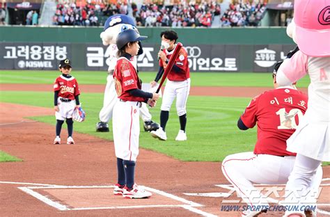 [포토] 이대호 아들 딸과 함께 은퇴 기념 시구 시타