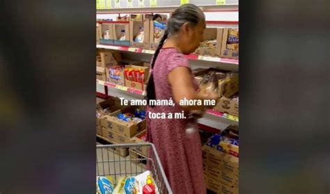 Joven Lleva De Compras A Su Mamá
