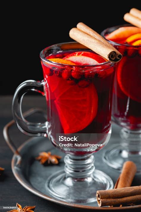 나무 배경에 오렌지와 향신료를 곁들인 뜨거운 Mulled 와인이 있는 유리 겨울과 가을의 뜨거운 음료 가을 또는 겨울 정물 감정에 대한 스톡 사진 및 기타 이미지 Istock