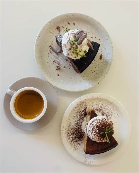 로이네커피로스터즈 수제 정성 그리고 천연 고메등급 인도네시아 바닐라빈 캐비어 하나하나 까지 수입 공정 모두 직접 합니다 번거롭고 오래 걸리지만 오직 맛