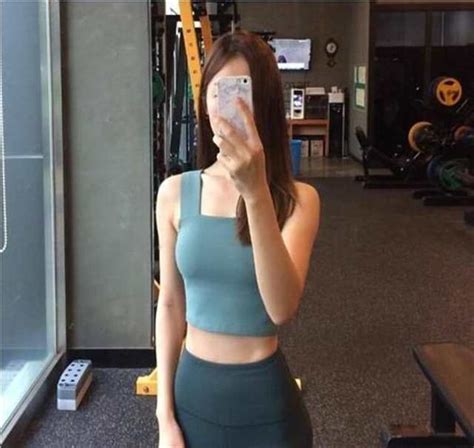 健身女神爱自拍秀身材 却不露脸 女人吧