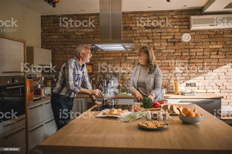 부엌에서 점심 식사를 요리 하는 동안 통신 행복 수석 부부 2명에 대한 스톡 사진 및 기타 이미지 2명 가정 생활 가정 주방 Istock
