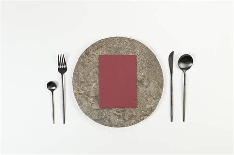 흰색 배경에 갈색 대리석 접시 검은 칼 붙이 및 진한 빨간색 카드의 평면도 음식 프리젠 테이션 돌 쟁반 테이블 설정 복사 공간 0명에 대한 스톡 사진 및 기타 이미지