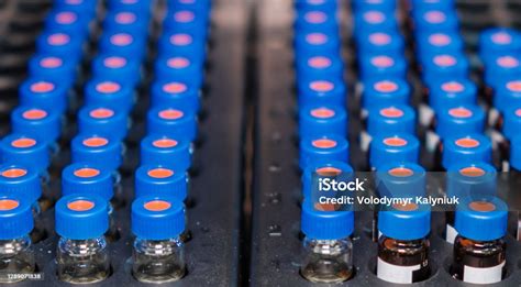 랙에 Hplc 유리 바이알 제약 및 백신의 연구 및 개발 분석 화학 실험실의 고성능 액체 크로마토그래피 실험실에 대한 스톡 사진 및 기타 이미지 Istock