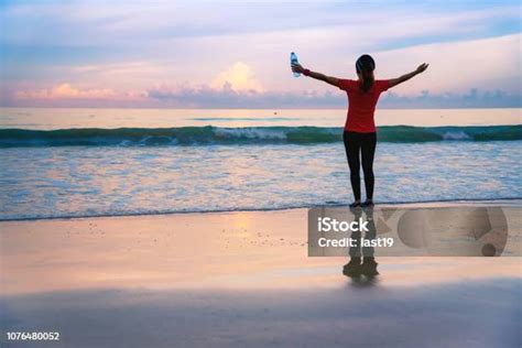 여자는 아침에 해변에서 조깅 운동 실행 휴식과 바다에서 실행 행복 여름에 건강한 생활방식에 대한 스톡 사진 및 기타 이미지 건강한 생활방식 걷기 달리기 Istock