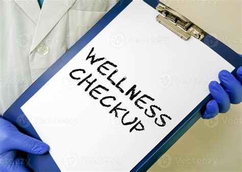 Chequeo De Bienestar Médico Sosteniendo Un Bloc De Notas Con Un