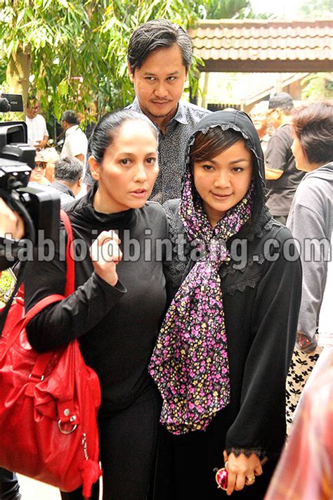 Nirina Zubir dan Meriam Bellina Serba Hitam Melayat Didi Petet - Tabloidbintang.com