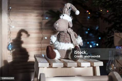 크리스마스 트리 근처 나무 썰매에 앉아 재미있는 부드러운 장난감 크리스마스 사슴 크리스마스와 새해 컨셉 12월에 대한 스톡 사진 및 기타 이미지 Istock
