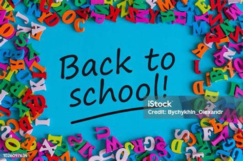 학교많은 작은 색상 편지와 함께 파란색 배경에서 메시지를 다시 교육 개념 9 월 1 일 시간 0명에 대한 스톡 사진 및 기타 이미지 Istock