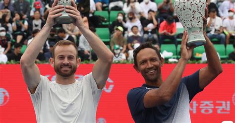 코리아오픈테니스 우승컵 들어올린 클라센과 라몬스