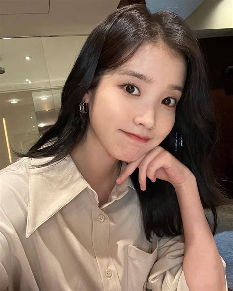 아이유가 아이폰 후면카메라로 셀카 찍는 과정 인스티즈 instiz 이슈 카테고리