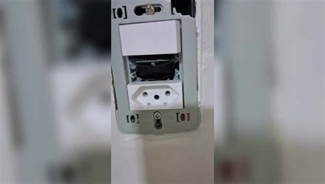 Vídeo Mostra Quando Casal Encontra Câmera Escondida Em Quarto De Motel