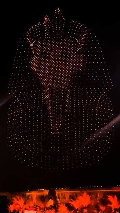 ظهور قناع توت عنخ آمون في سماء شارع الهرم في مصر والمصريون يحتفلون