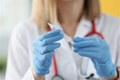Doctor En Guantes De Goma Con Jeringa Con Primer Plano De La Medicina