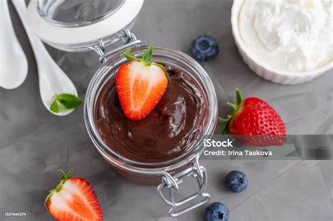 회색 콘크리트 배경에 유리 항아리에 신선한 딸기와 휘핑 크림 초콜릿 푸딩 공간을 복사합니다 아침 식사에 대한 스톡 사진 및 기타 이미지 Istock