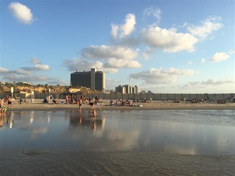חוף מציצים ומלון הילטון ביחד בתמונה אחת Urish Flickr