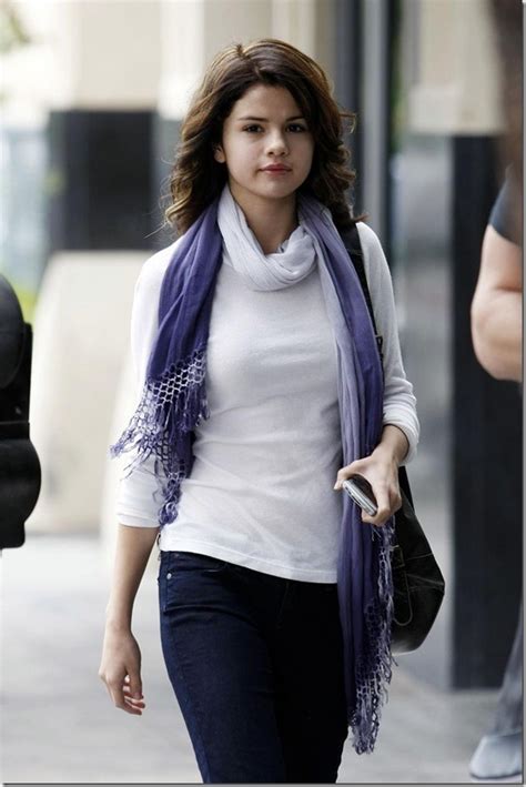 Treatonsnapaf Selena Gomez Cup Size 2011