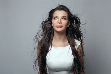 메이크업과 긴 머리를 가진 완벽한 매력적인 화려한 여성 아름다운 얼굴 바람에 대한 스톡 사진 및 기타 이미지 바람 수평 구성 여자 Istock