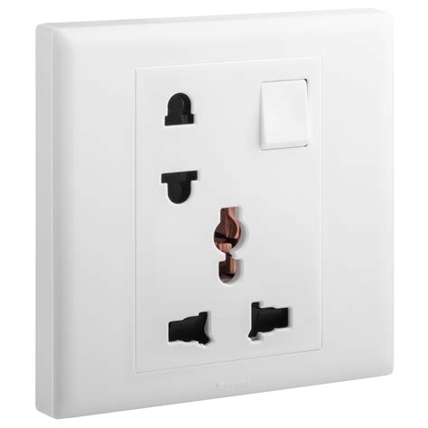 Eloe 1 Gang Switched Multistandard Euro Us Socket Switched White