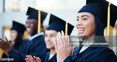 졸업 박수와 여성의 성공 장학금을 가진 사람들을위한 축하와 성취 또는 행복 기쁨 흥분 지식 교육 및 대학 수료를 가진 학생 그룹 14 15 살에 대한 스톡 사진 및 기타