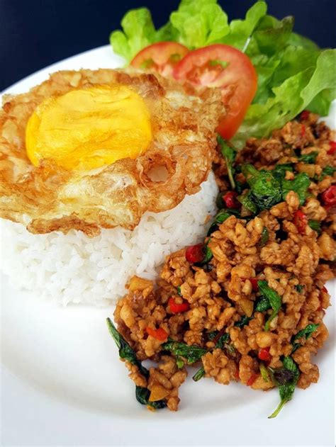 Phad Kaprow Kai Daw ผัดกะเพราไก่ไข่ดาว ก๋วยเตี๋ยว