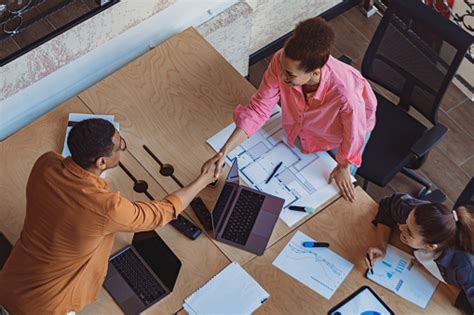 사무실 회의에서 악수하는 두 명의 전문 사업가의 최고 모습 파트너십 개념 25 29세에 대한 스톡 사진 및 기타 이미지 25 29세 30 34세 35 39세 Istock